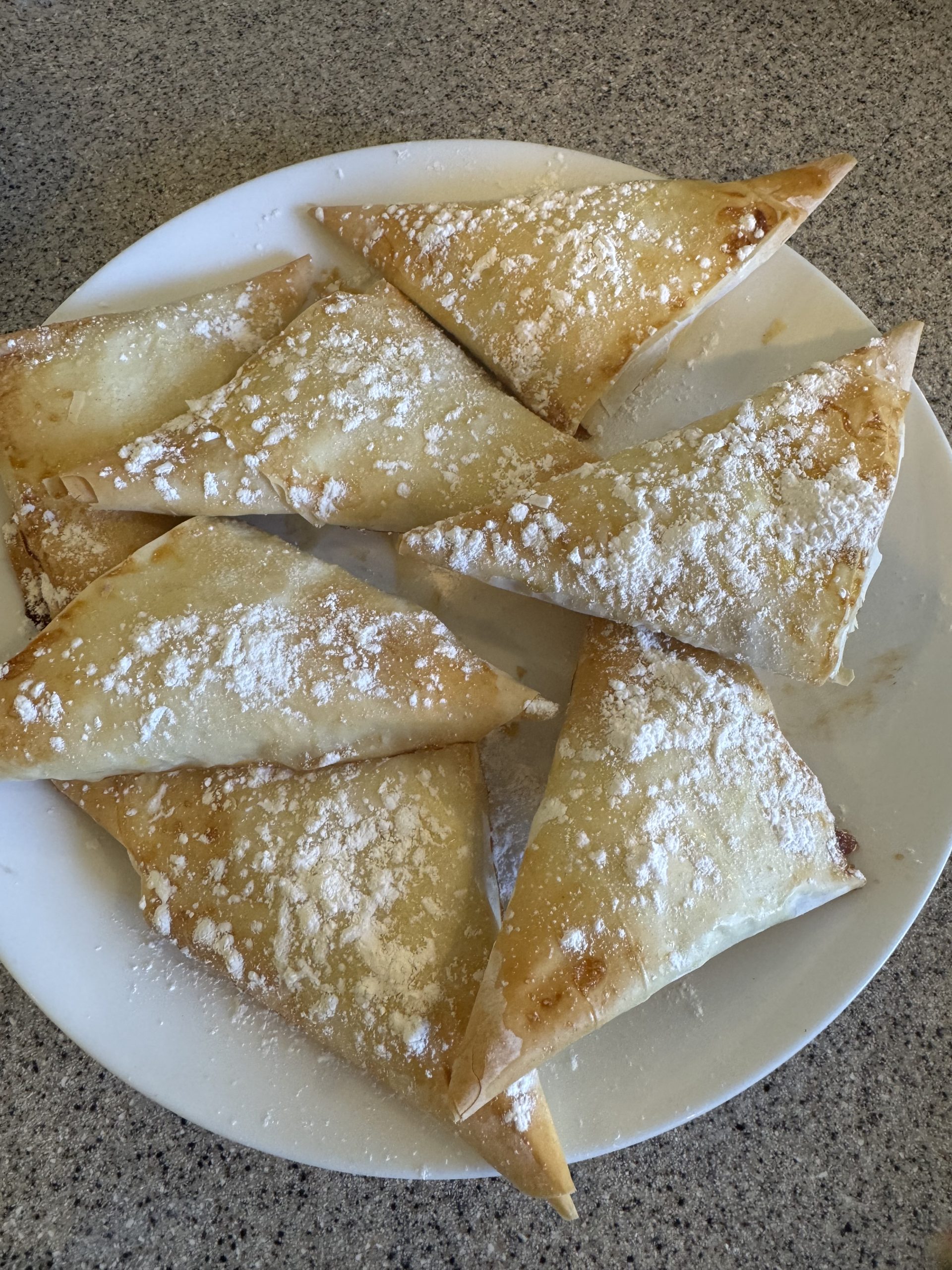 Pastelillos de guayaba y queso con hojas de pasta filo (phyllo extra ...